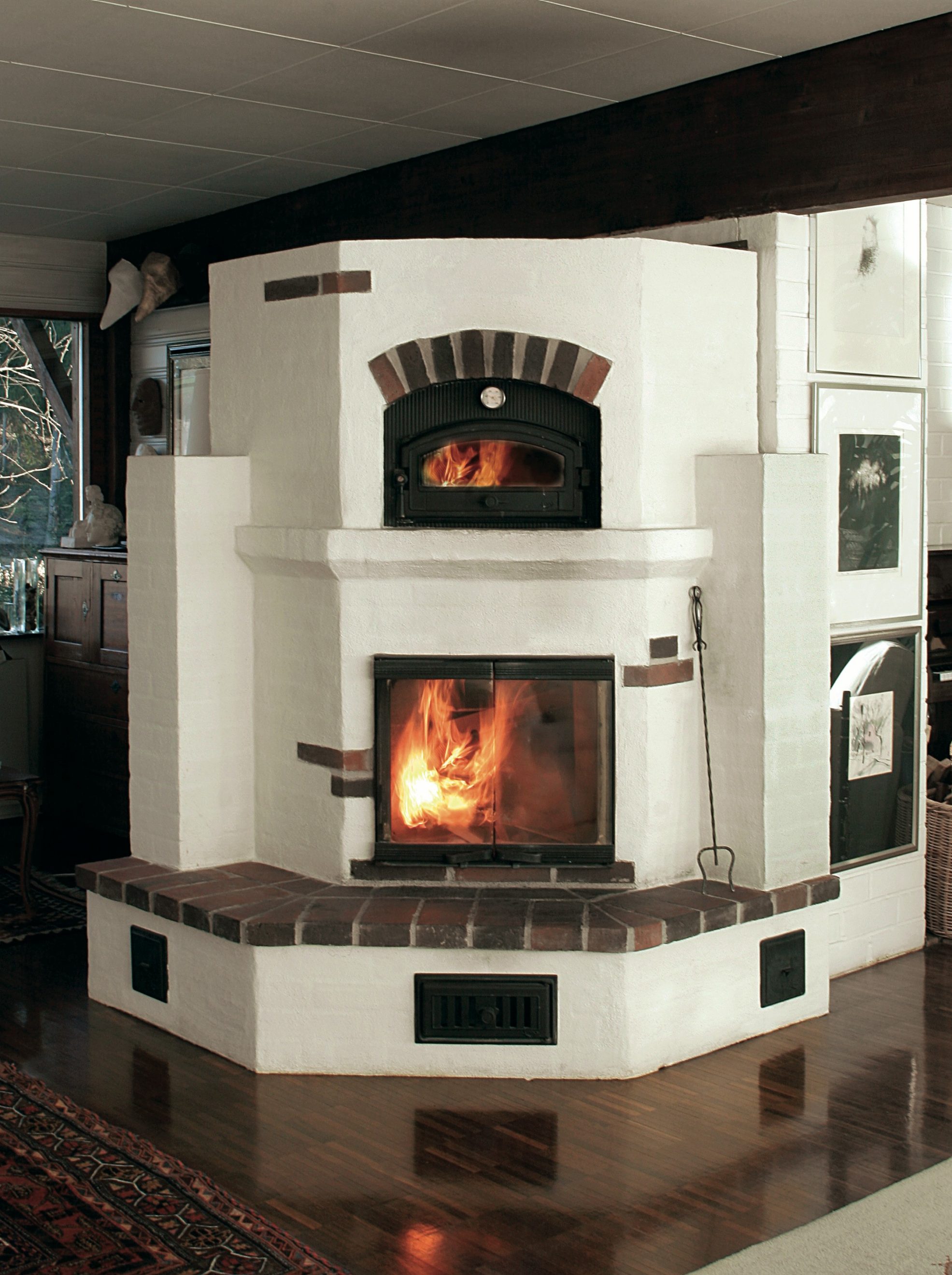 Muuratut tulisijat ja tiilipiippu