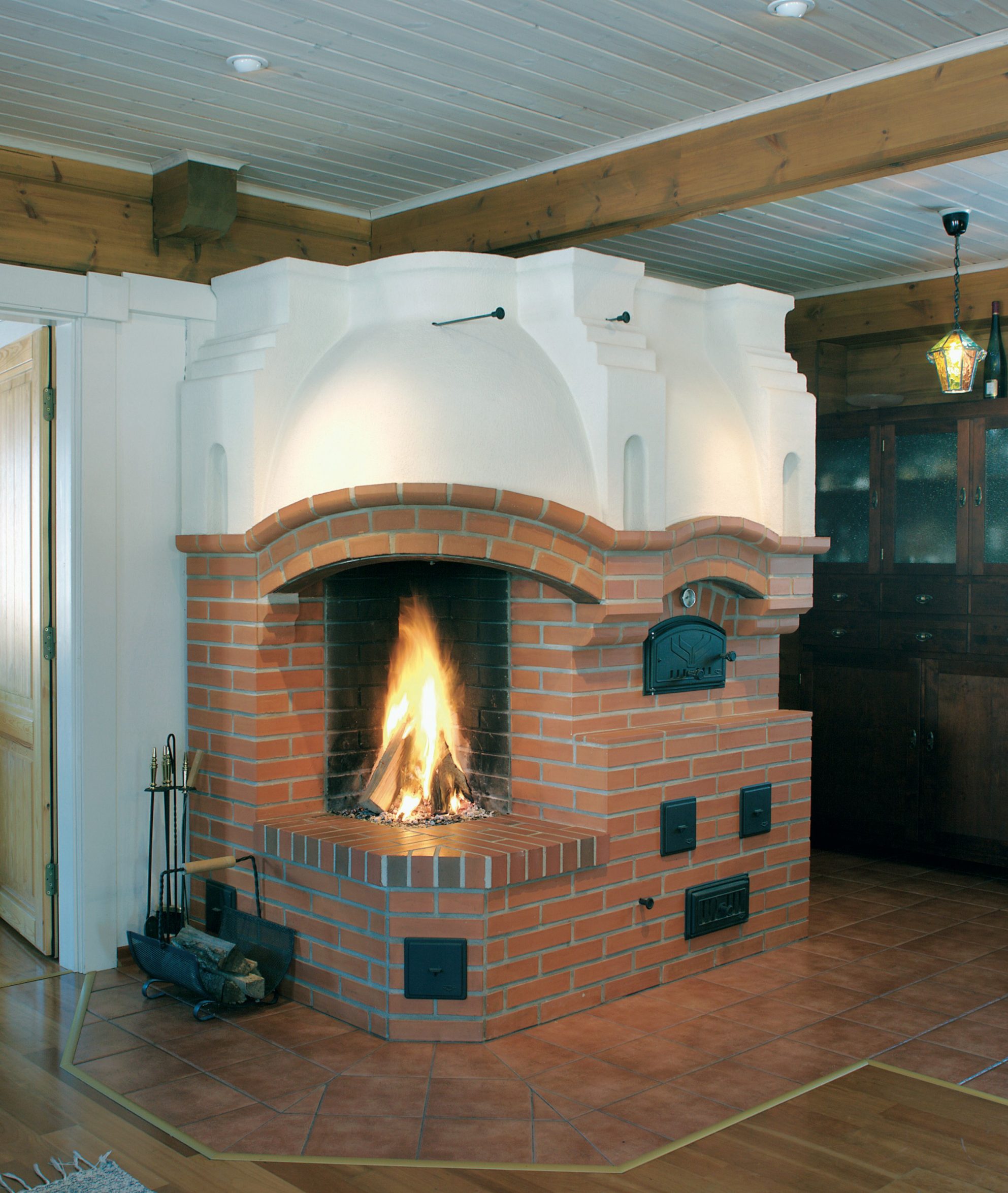 Muuratut tulisijat ja tiilipiippu