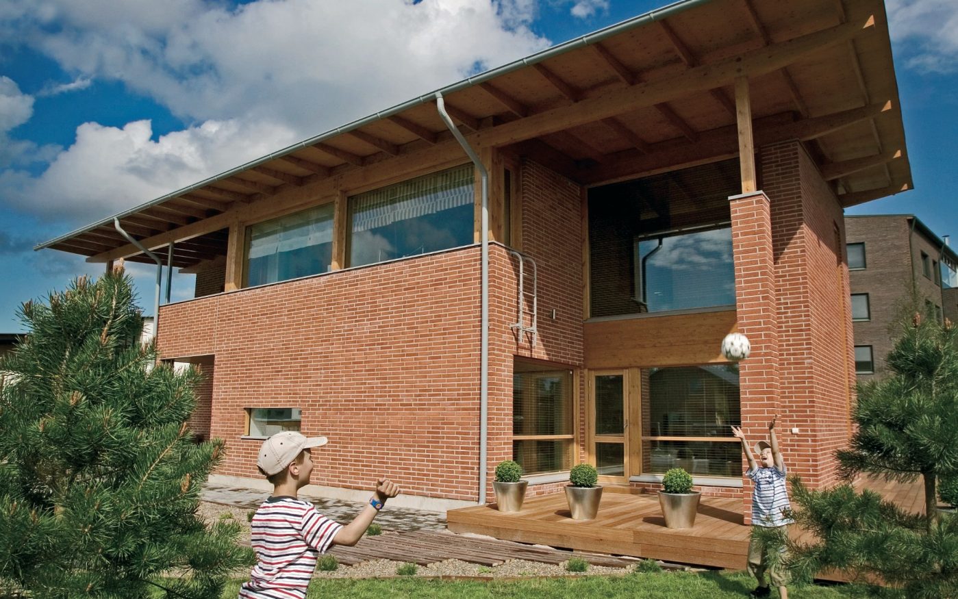 Sileät ja karheat tiilet